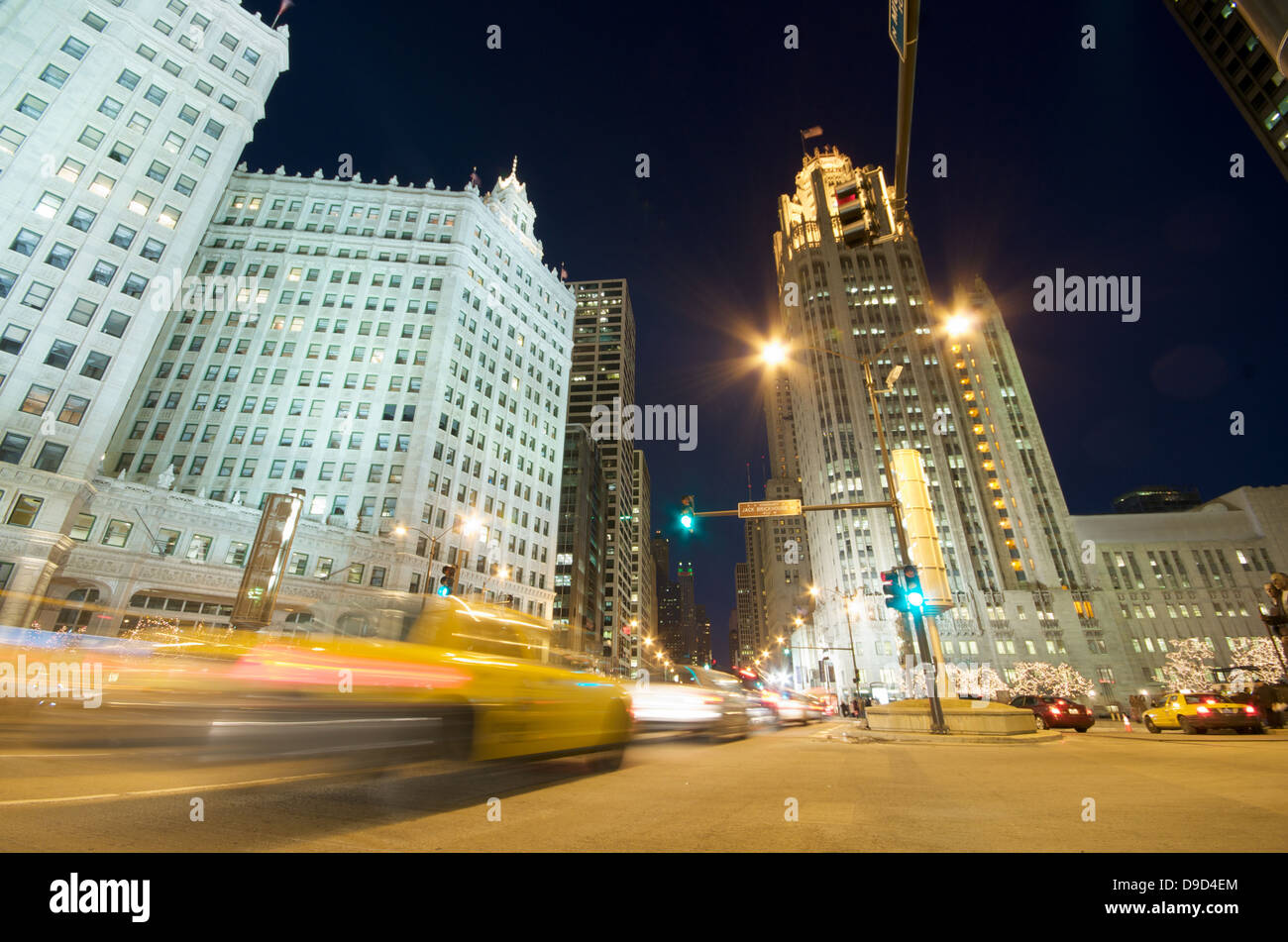 Night in downtown chicago hi-res stock photography and images - Alamy