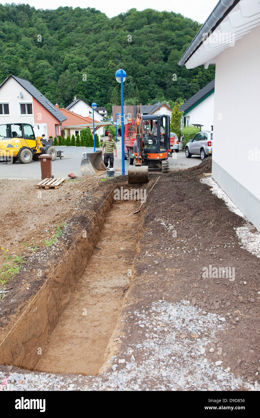 Men digging ditch hi-res stock photography and images - Alamy
