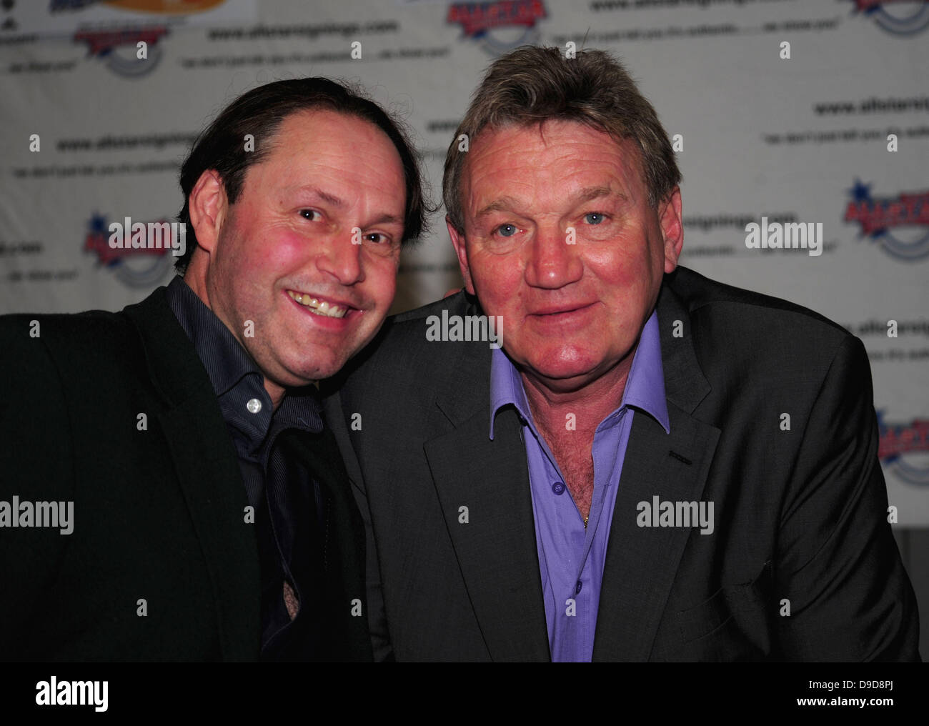 Tony Currie Celebrities sign autographs at the Memorabilia Show at the ...