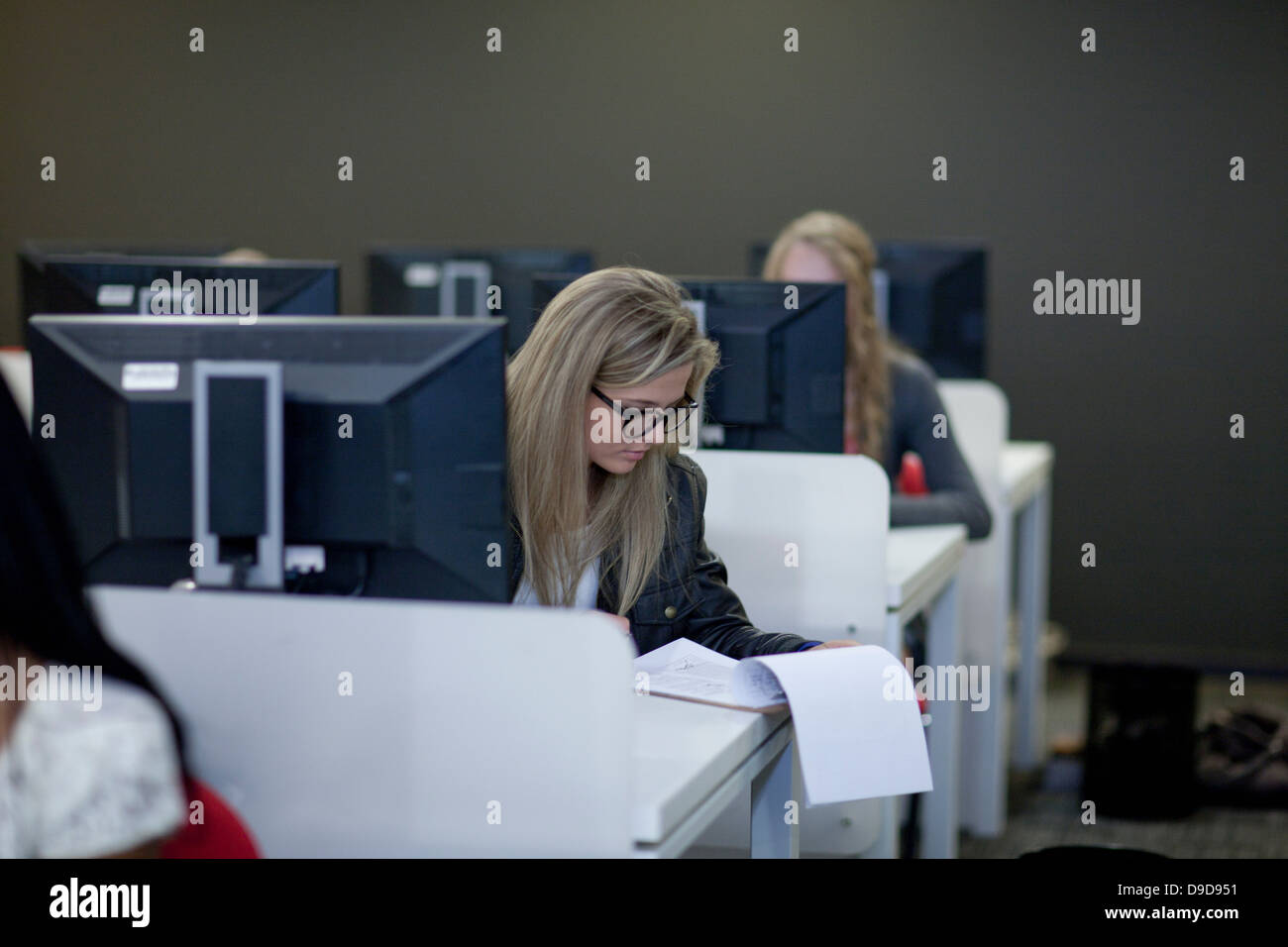 Students using computers hi-res stock photography and images - Alamy