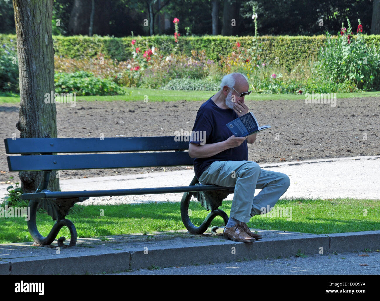 Old Man Sitting On A Bench High Resolution Stock Photography and Images ...