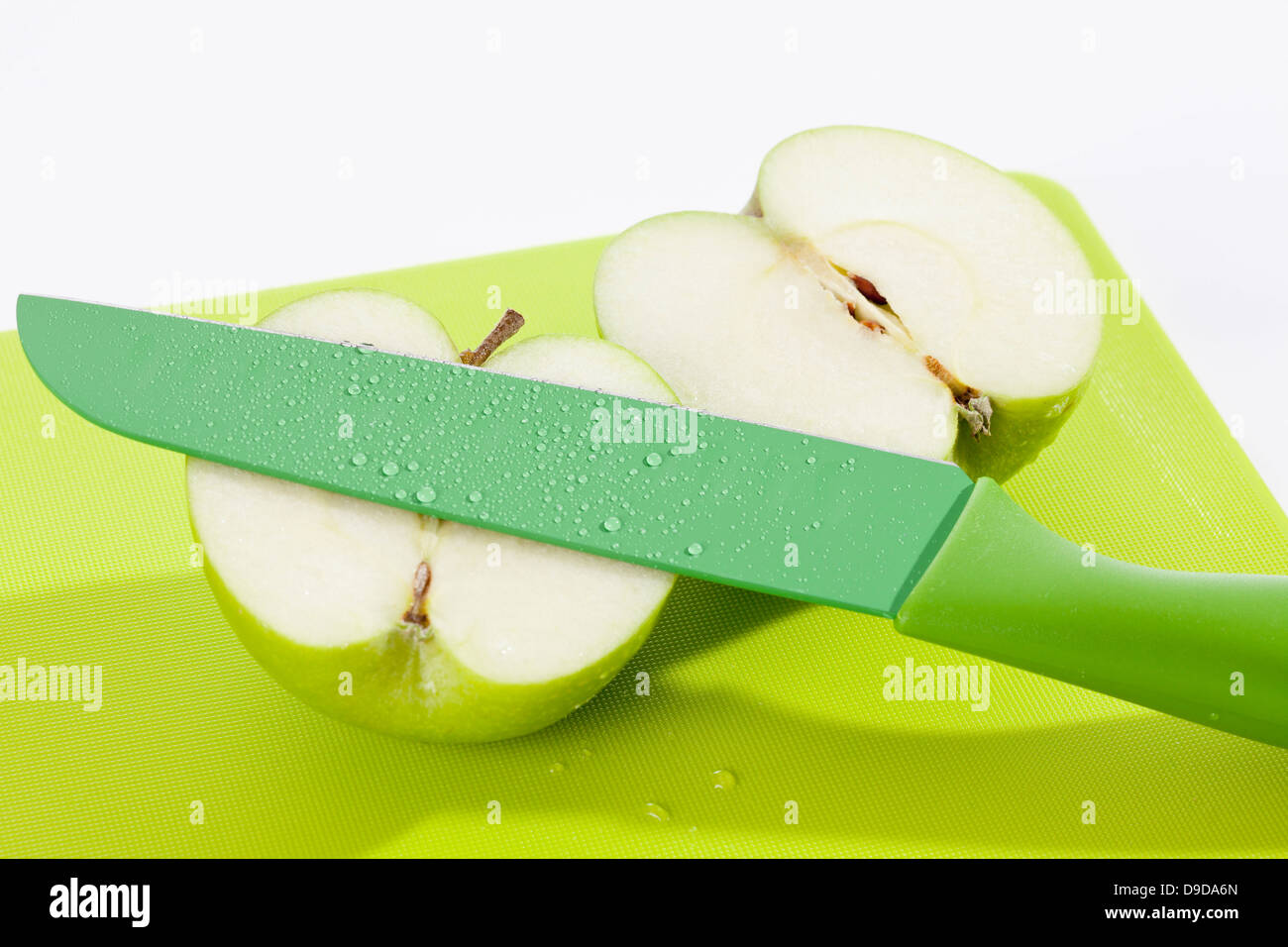 Green apple with knife on chopping board, close up Stock Photo - Alamy