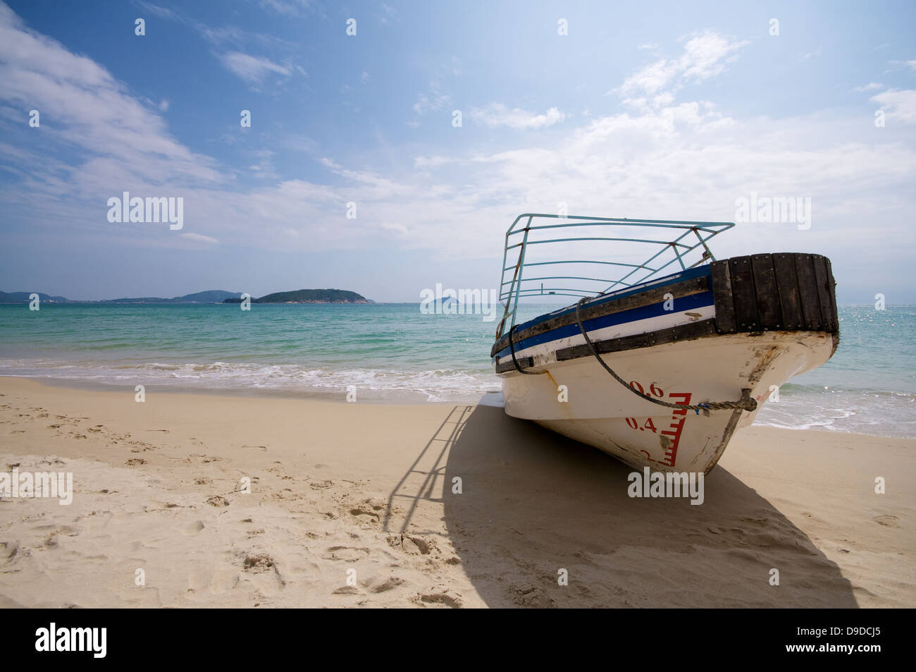 boat stranded on beach Stock Photo - Alamy