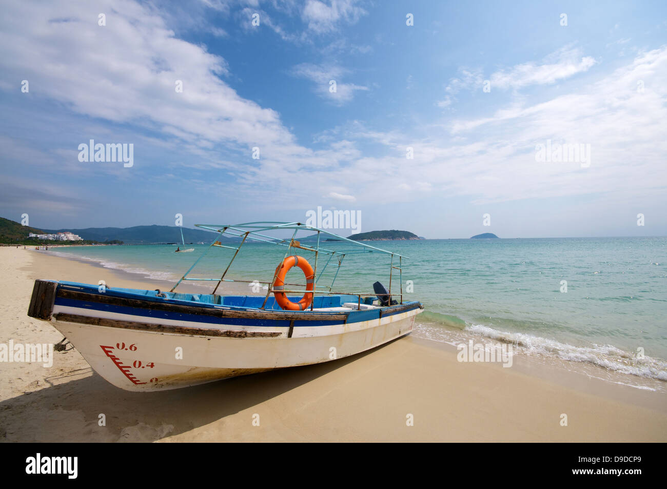 boat stranded on beach Stock Photo - Alamy
