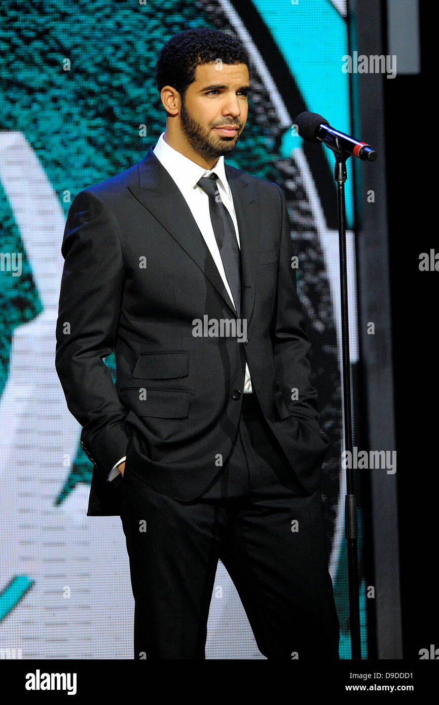 Drake at the juno awards hi-res stock photography and images - Alamy
