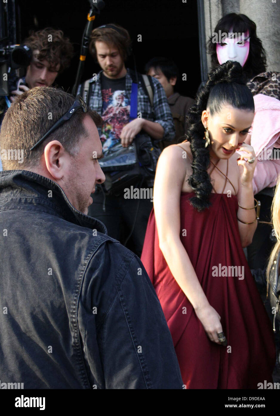 Katy Perry emerges from her Dublin Hotel to greet fans and to film a ... Katy Perry emerges from her Dublin Hotel to greet fans and to film a ...