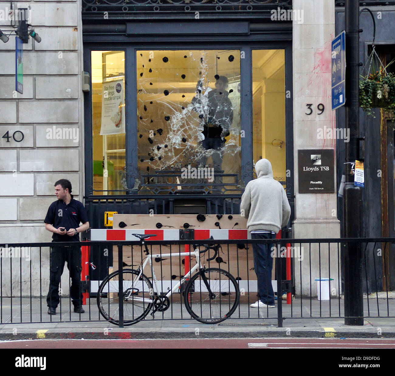 The clean-up operation begins in central London after protesters ...