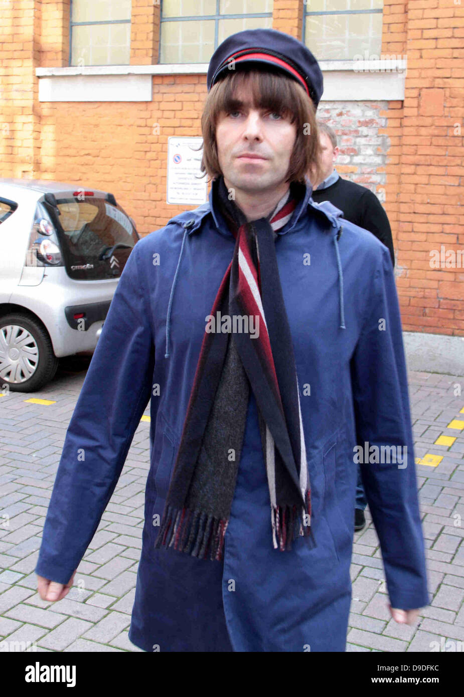 Liam Gallagher Beady Eye appear on Italian TV show 'Top of the Pops ...