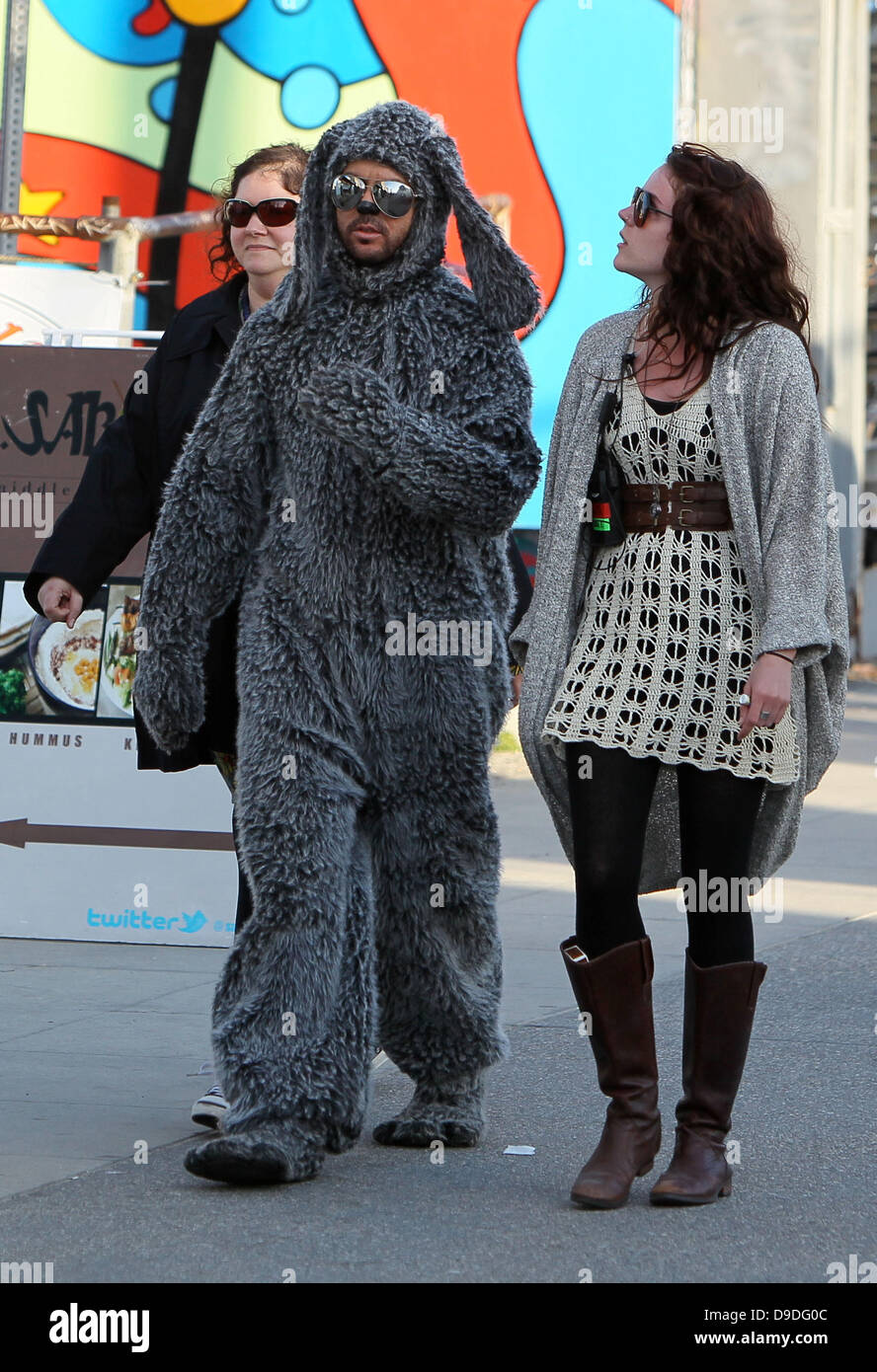 Jason Gann filming on the set of their new television project 'Wilfred ...