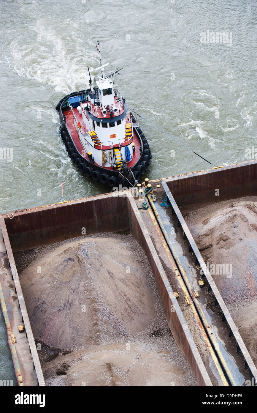 Tugboat pushing barges hi-res stock photography and images - Alamy