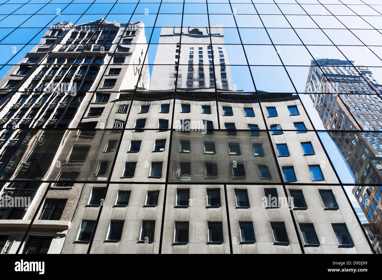 Reflective glass facade hi-res stock photography and images - Alamy