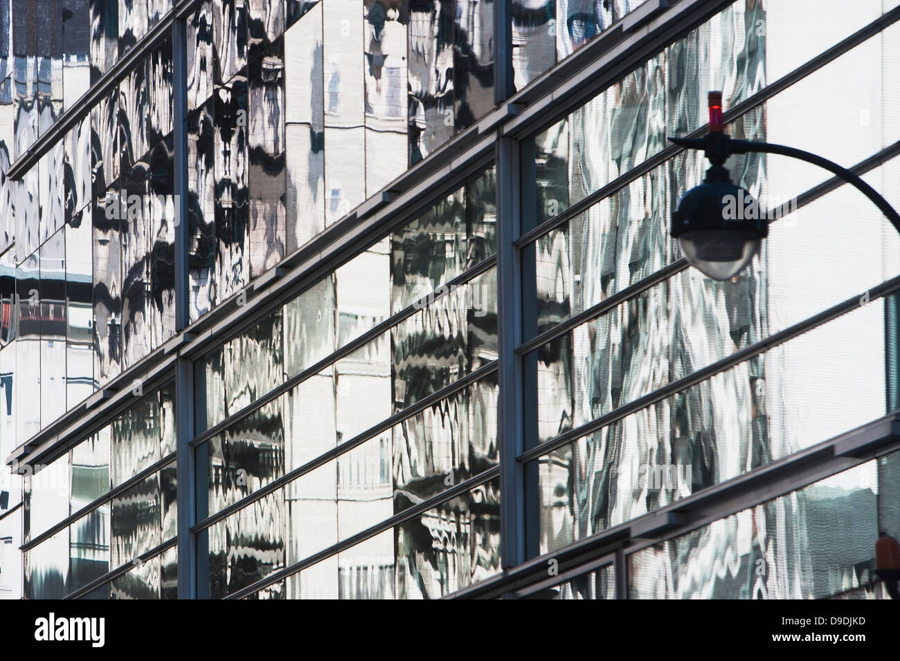 Reflective glass facade hi-res stock photography and images - Alamy