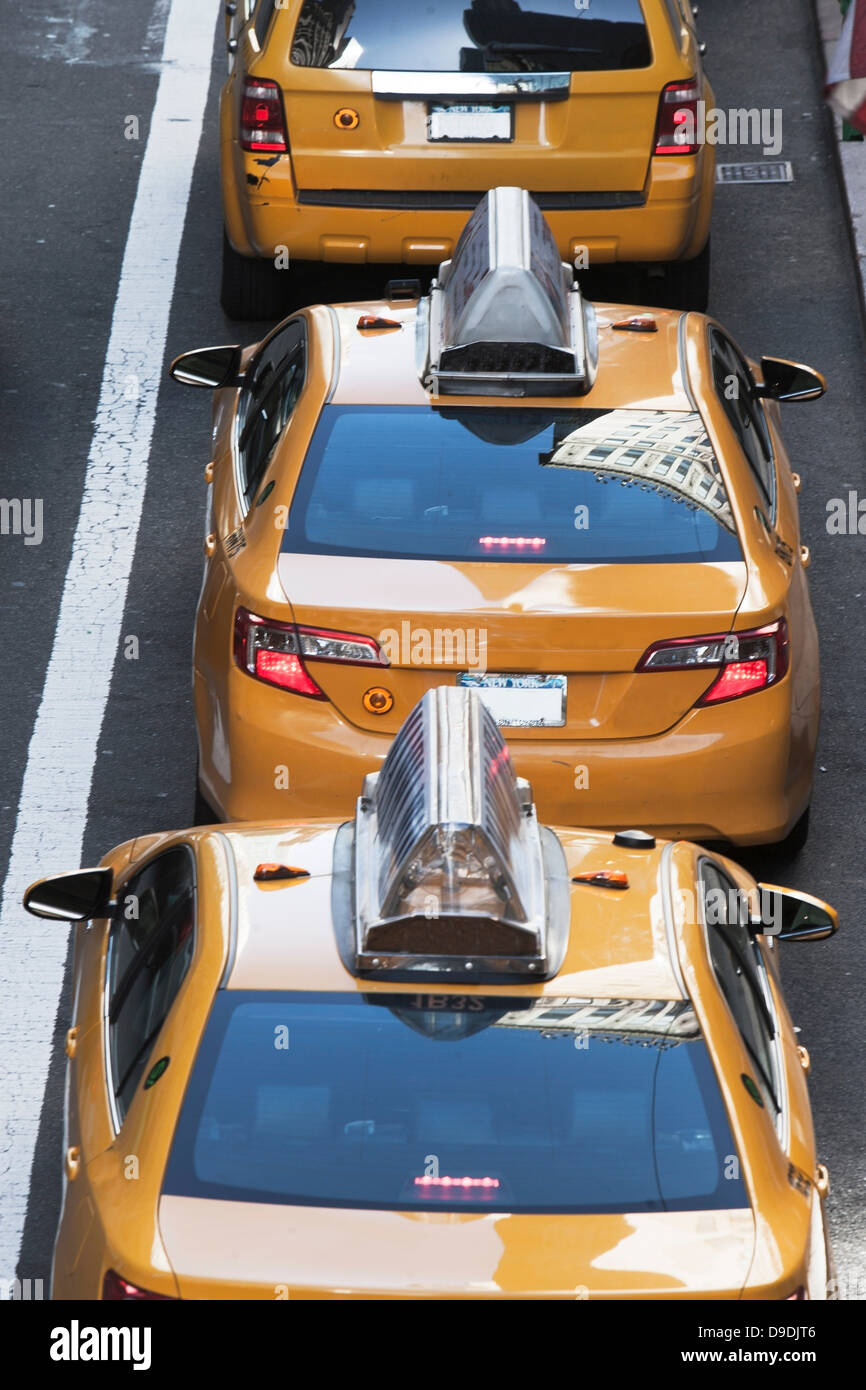 Row of taxis waiting hi-res stock photography and images - Alamy