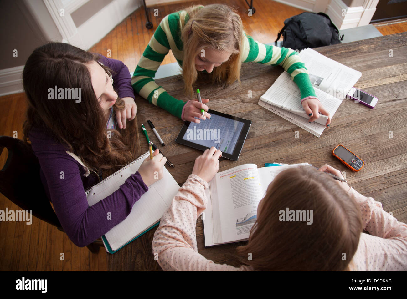 Girls looking above hi-res stock photography and images - Alamy
