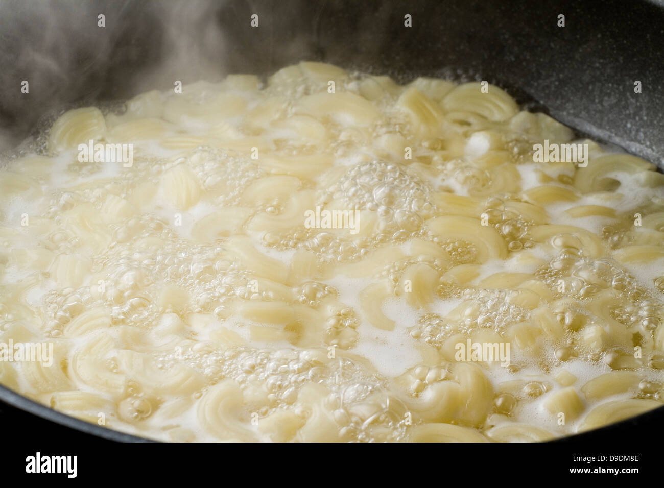 Boiling pasta hi-res stock photography and images - Alamy