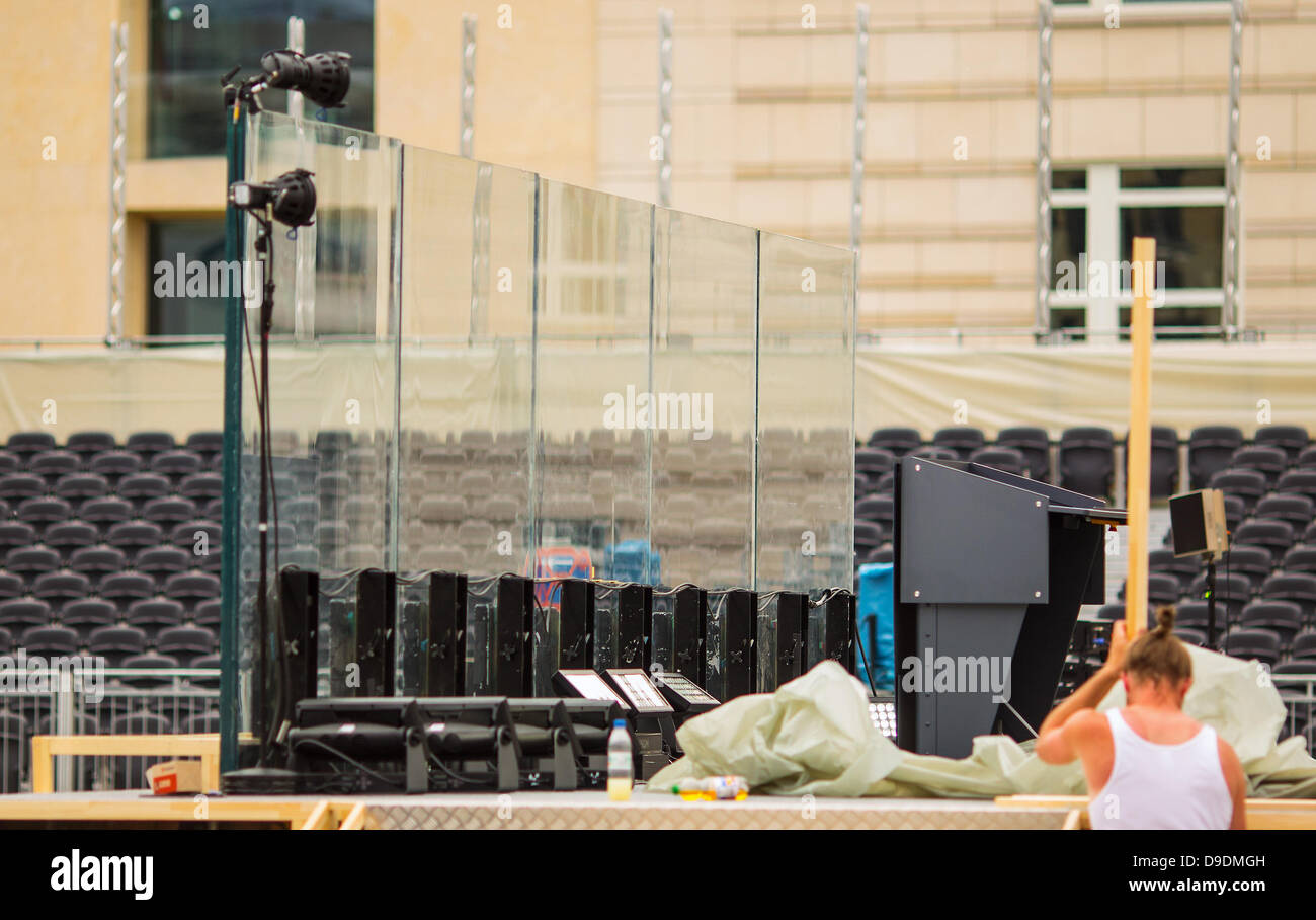 Bullet-proof glass protects the lectern for US President Obama at ...