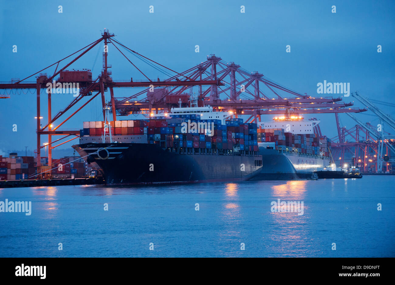 Cargo ship at seattle harbour hi-res stock photography and images - Alamy