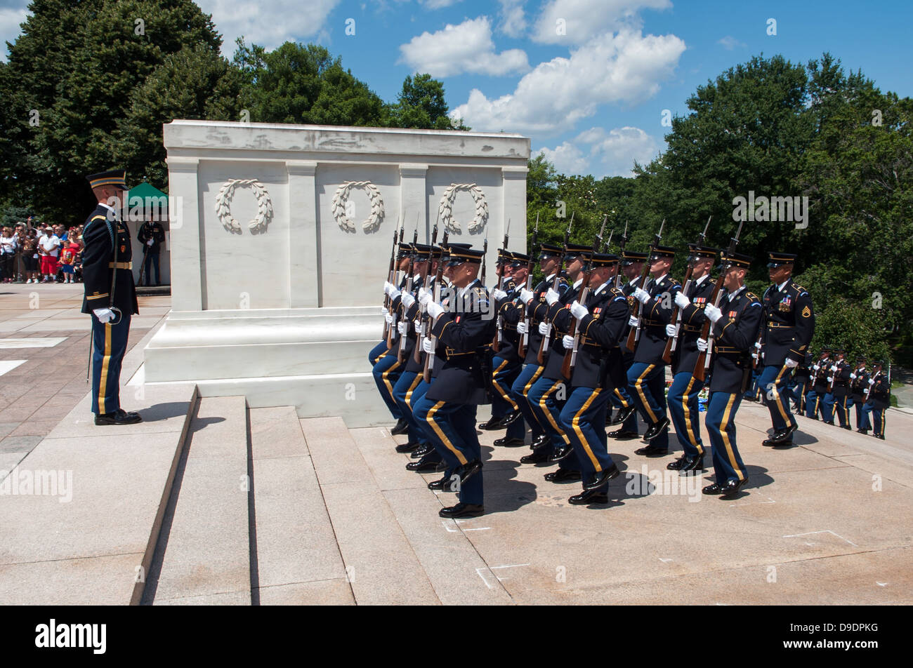 U.S. Army Soldiers from the 3rd Infantry Regiment "Old Guard ...