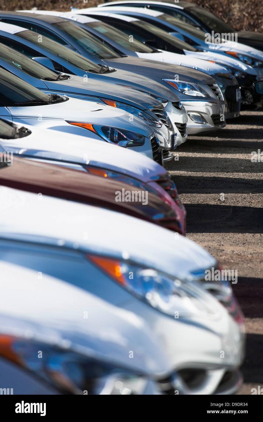 Row of parked cars side view hi-res stock photography and images - Alamy