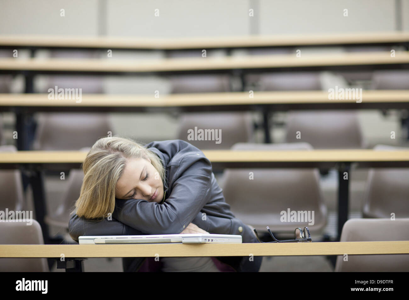 College student sleeping in lecture hi-res stock photography and images ...