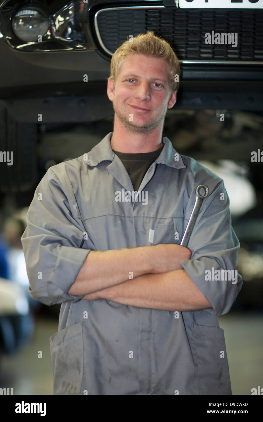 Car mechanic on completion job hi-res stock photography and images - Alamy