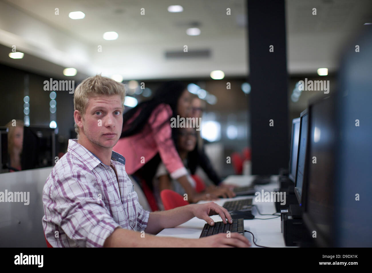 Students using computers hi-res stock photography and images - Alamy