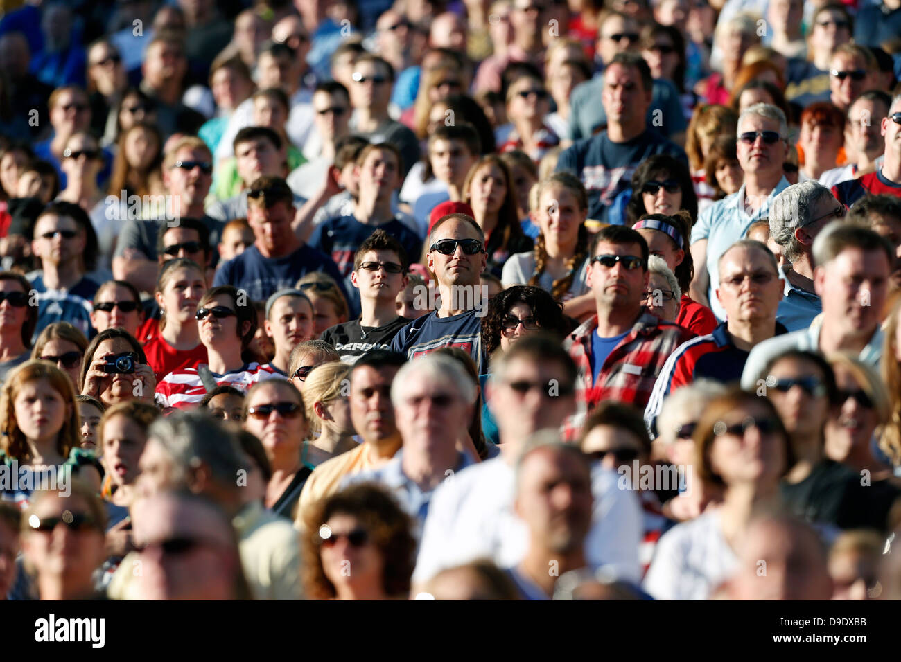 Stadium crowd hi-res stock photography and images - Alamy