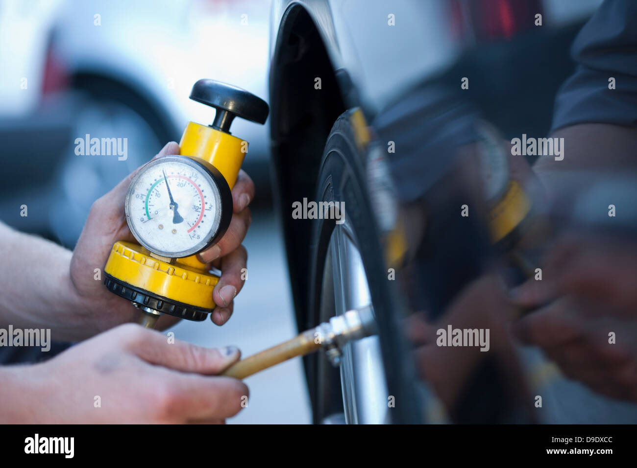 Person using pressure gauge Stock Photo - Alamy