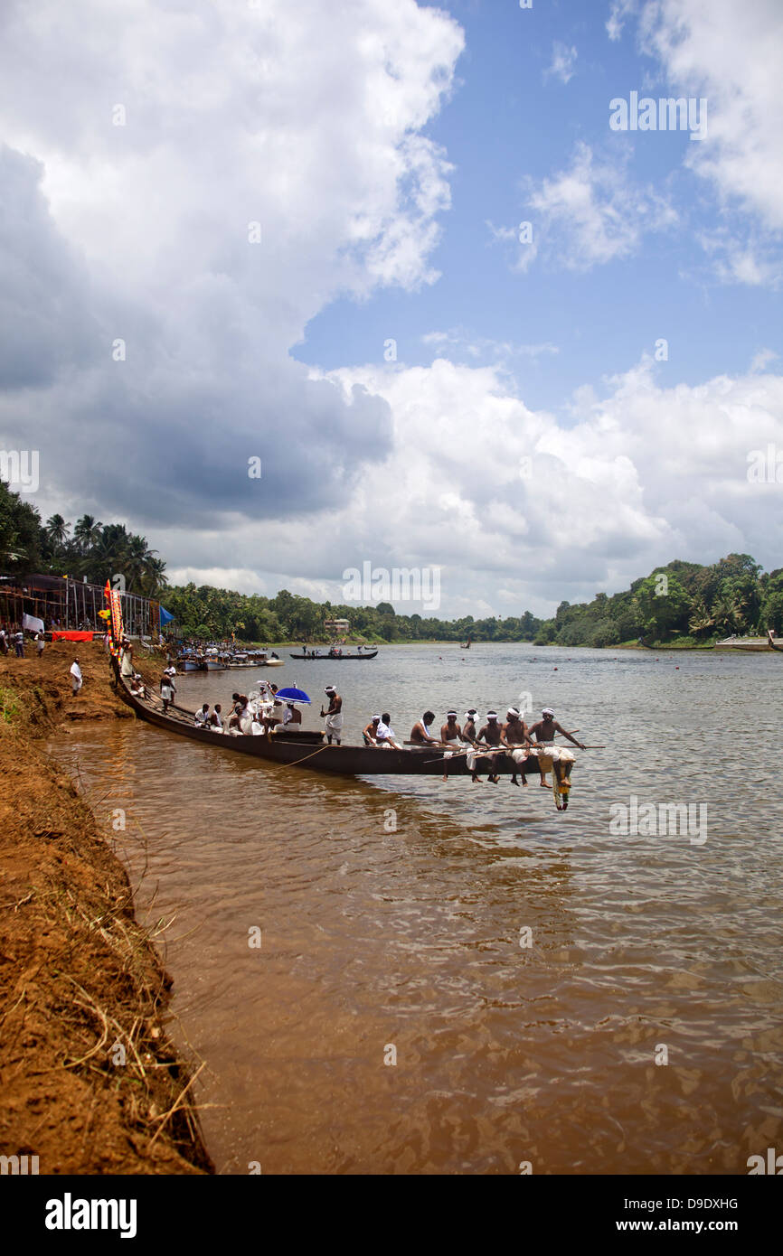 Snake boat race on Pampa River at Onam Festival, Aranmula, Kerala ...
