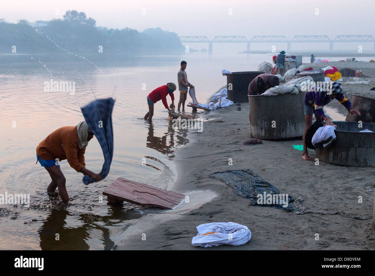 India, Uttar Pradesh, Agra, River Yamuna, dhobi wallahs Stock Photo - Alamy