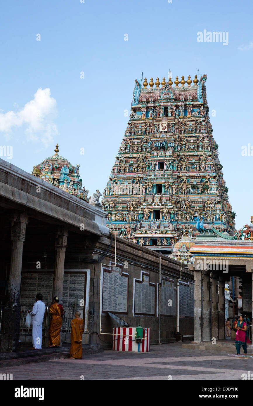 Tourists at Kapaleeshwarar Temple, Mylapore, Chennai, Tamil Nadu, India ...