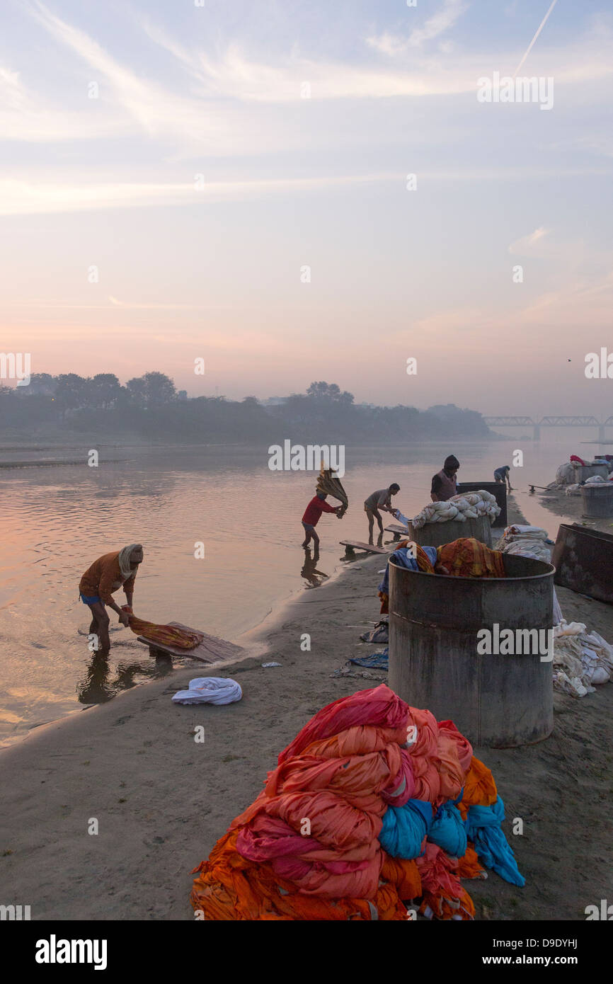 India, Uttar Pradesh, Agra, River Yamuna, dhobi wallahs Stock Photo - Alamy