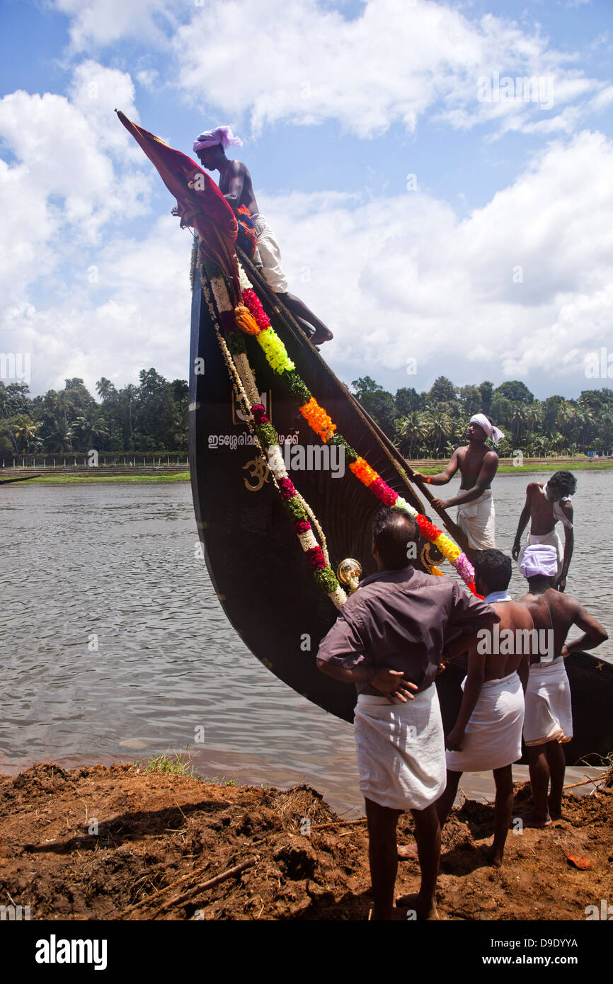 People decorating a Snake boat during Onam Festival, Aranmula, Kerala ...
