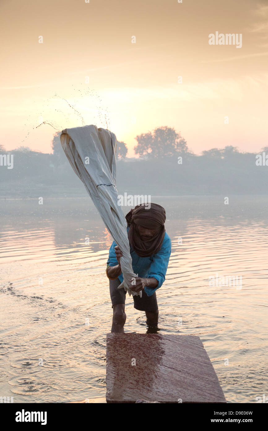 Dhobi wallah washing clothes dhobi hi-res stock photography and images ...