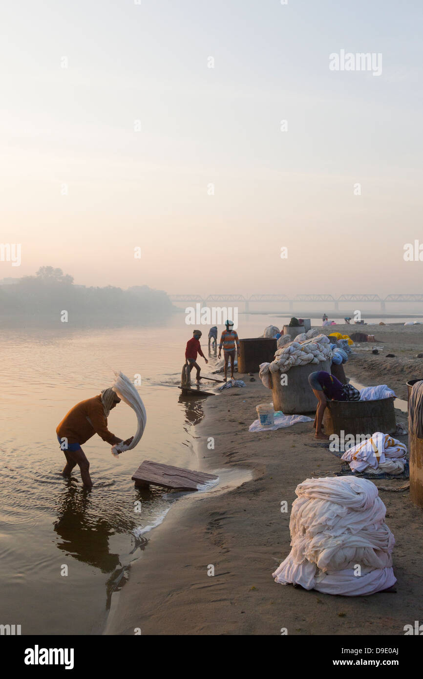 India, Uttar Pradesh, Agra, River Yamuna, dhobi wallahs Stock Photo - Alamy