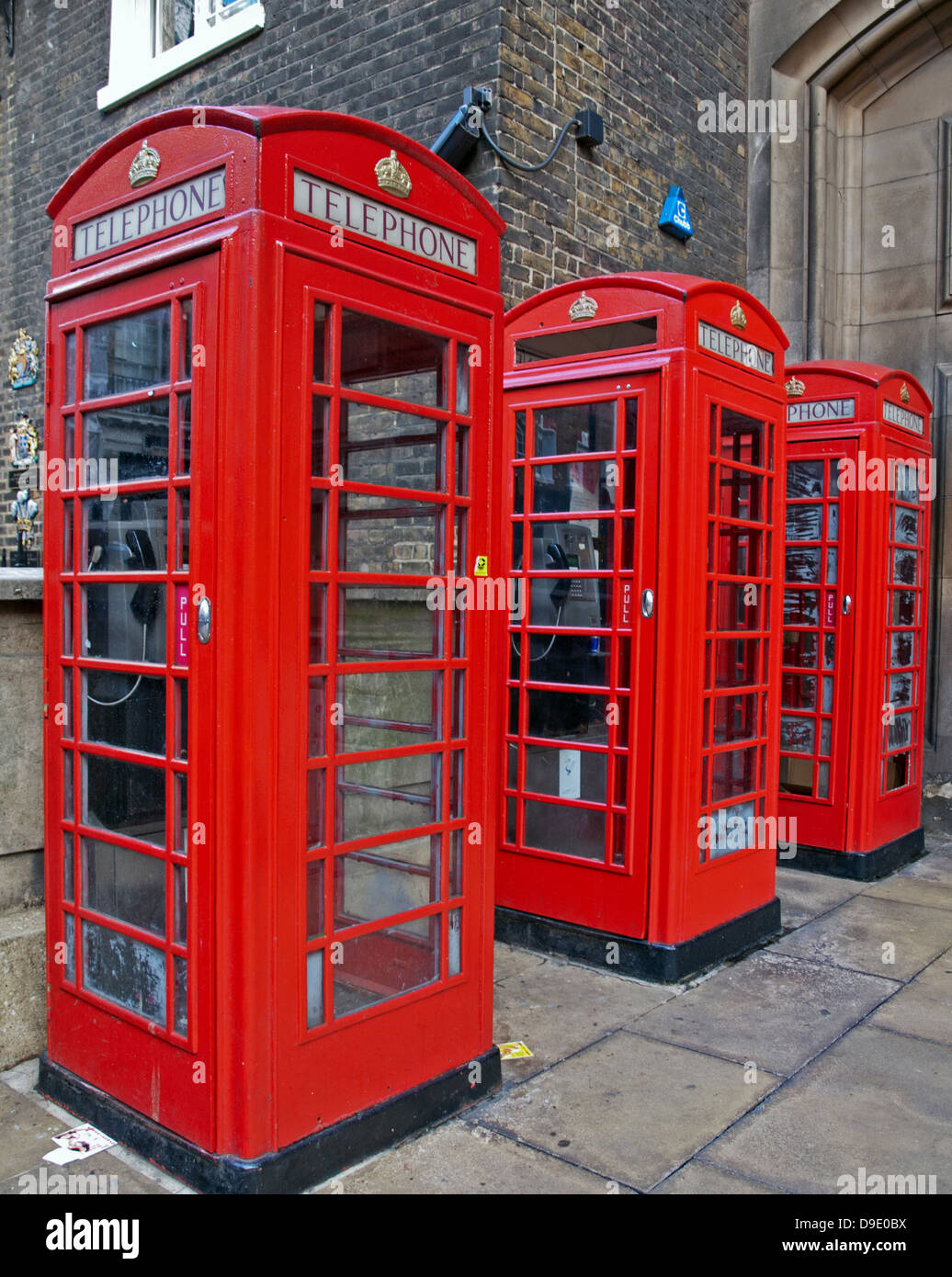 Red public phone booths hi-res stock photography and images - Alamy