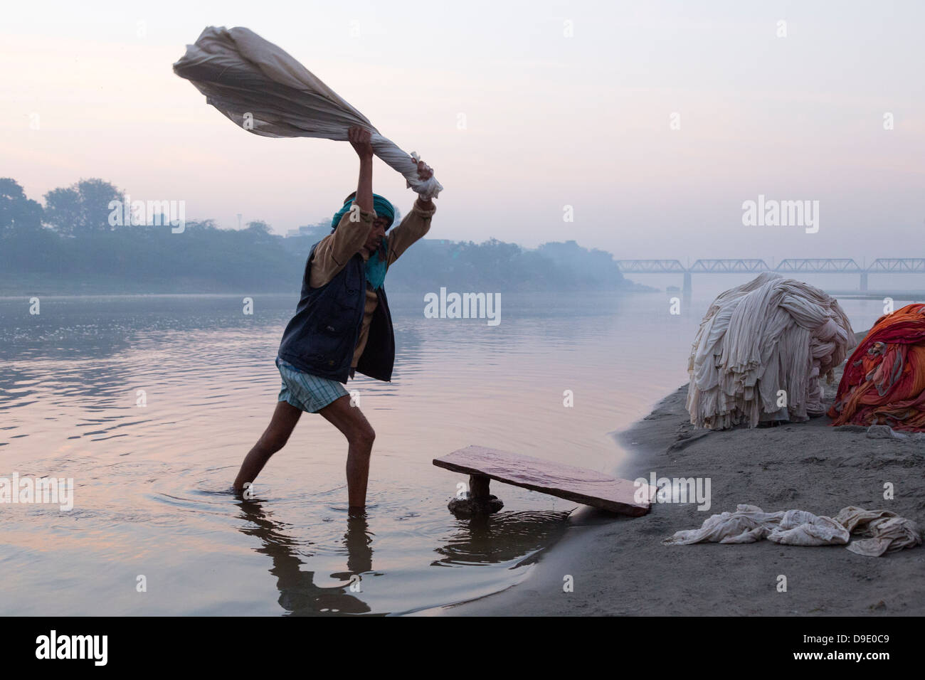 India, Uttar Pradesh, Agra, River Yamuna, dhobi wallahs Stock Photo - Alamy