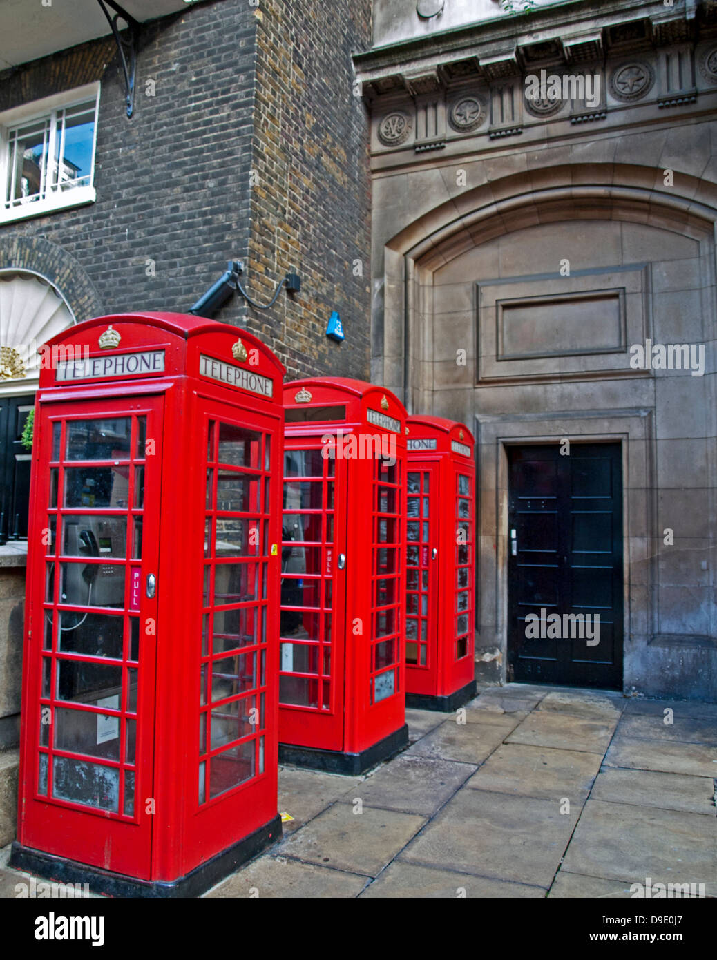 Capital red english telephone booths hi-res stock photography and ...