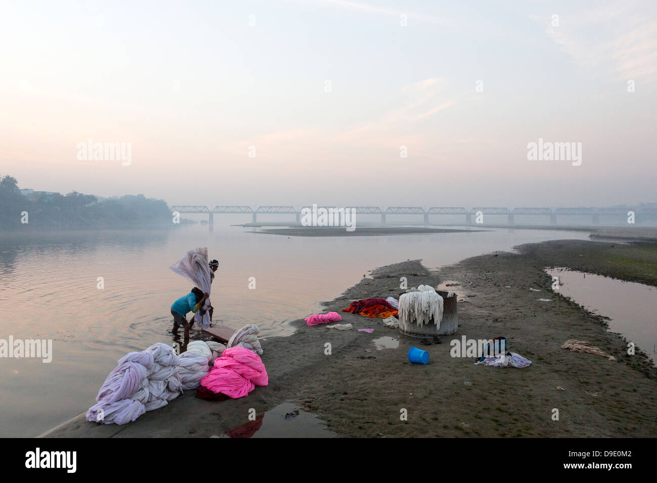 India, Uttar Pradesh, Agra, River Yamuna, dhobi wallahs Stock Photo - Alamy