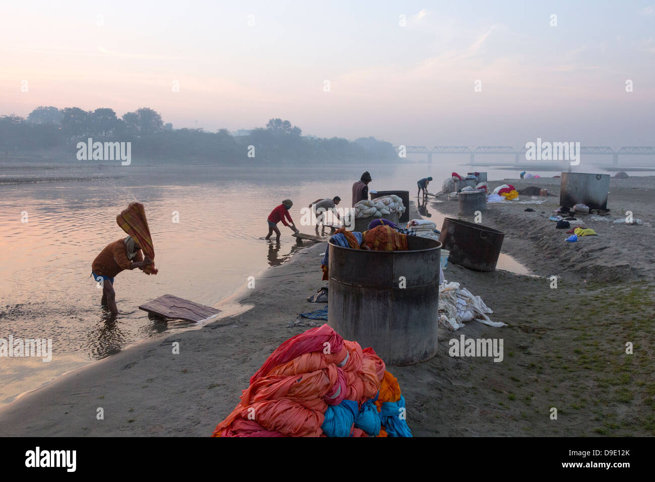 India, Uttar Pradesh, Agra, River Yamuna, dhobi wallahs Stock Photo - Alamy