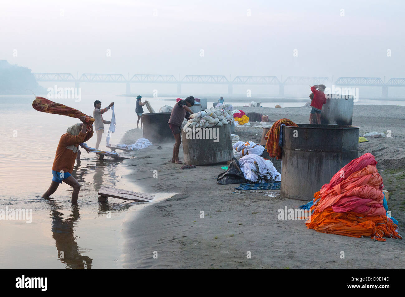 India, Uttar Pradesh, Agra, River Yamuna, dhobi wallahs Stock Photo - Alamy