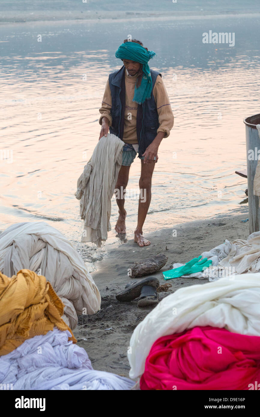 India, Uttar Pradesh, Agra, River Yamuna, dhobi wallahs Stock Photo - Alamy
