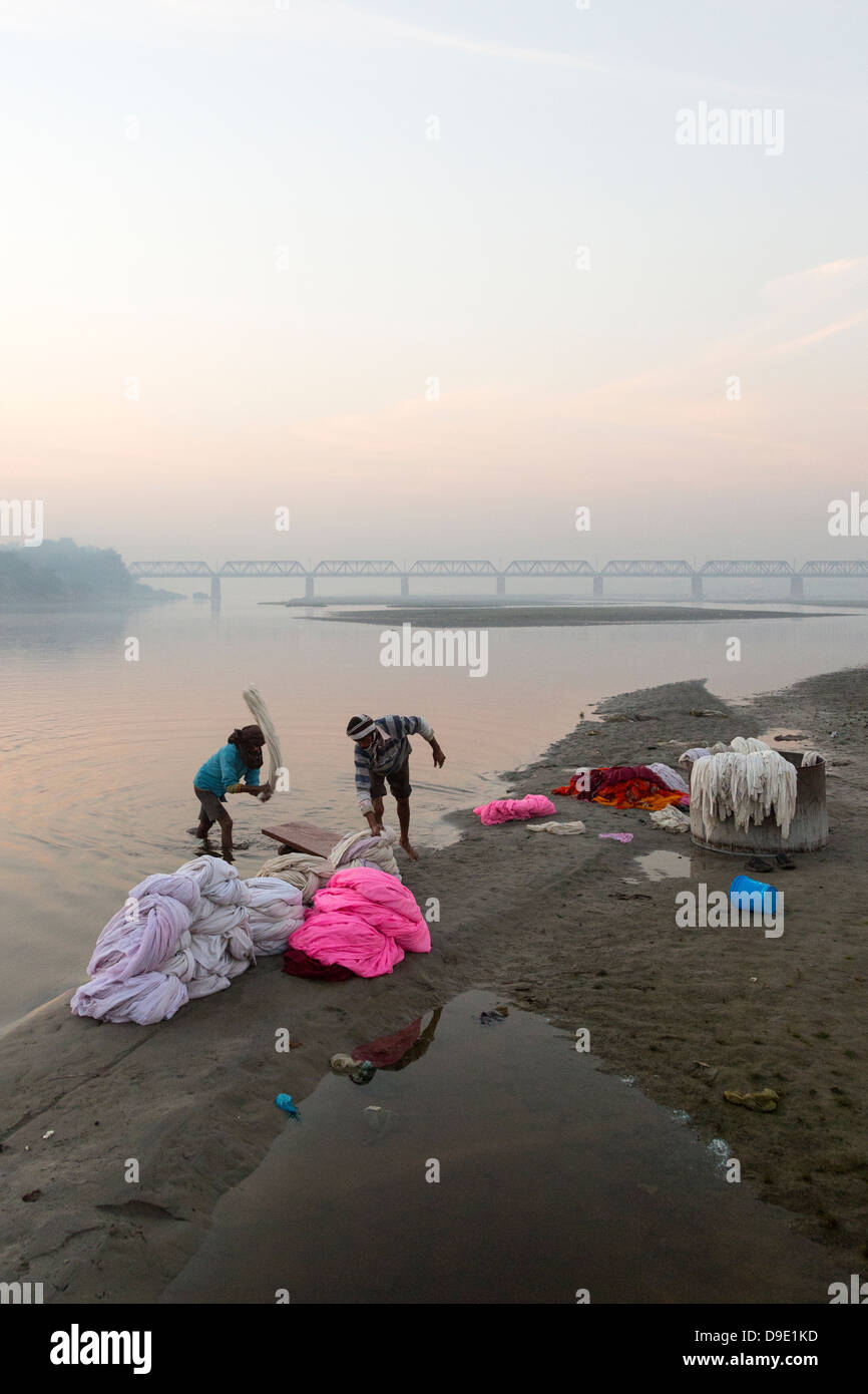 India, Uttar Pradesh, Agra, River Yamuna, dhobi wallahs Stock Photo - Alamy