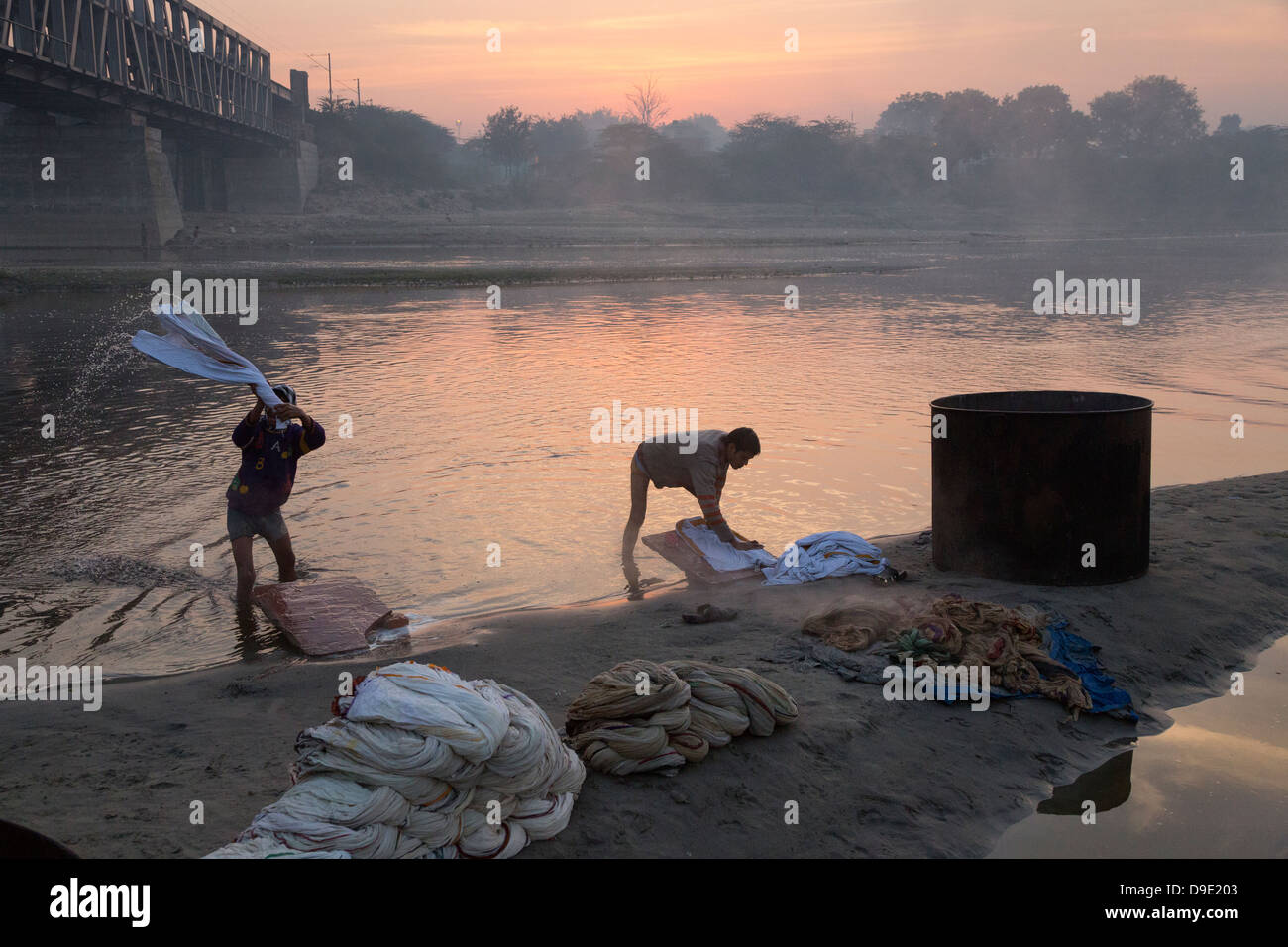India, Uttar Pradesh, Agra, River Yamuna, dhobi wallahs Stock Photo - Alamy