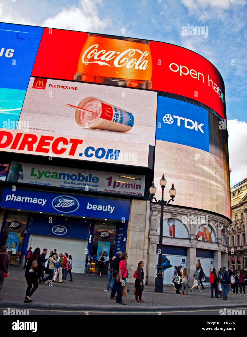 Piccadilly circus billboards crowd hi-res stock photography and images ...