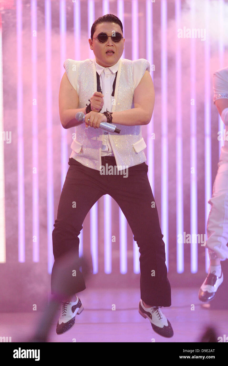 Psy performing hi-res stock photography and images - Alamy