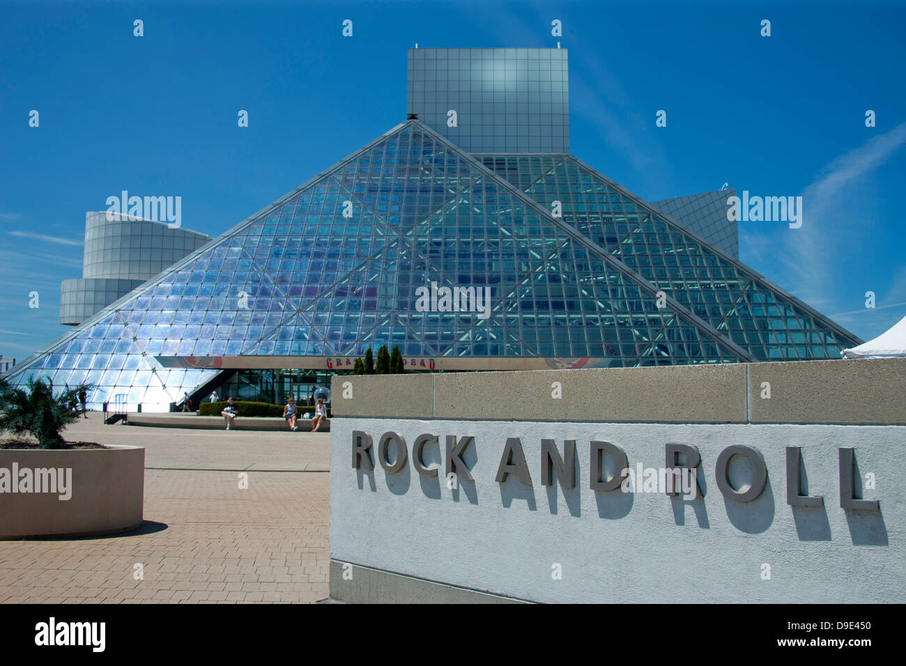 ENTRANCE SIGN ROCK AND ROLL HALL OF FAME (©I M PEI 1995) DOWNTOWN ...
