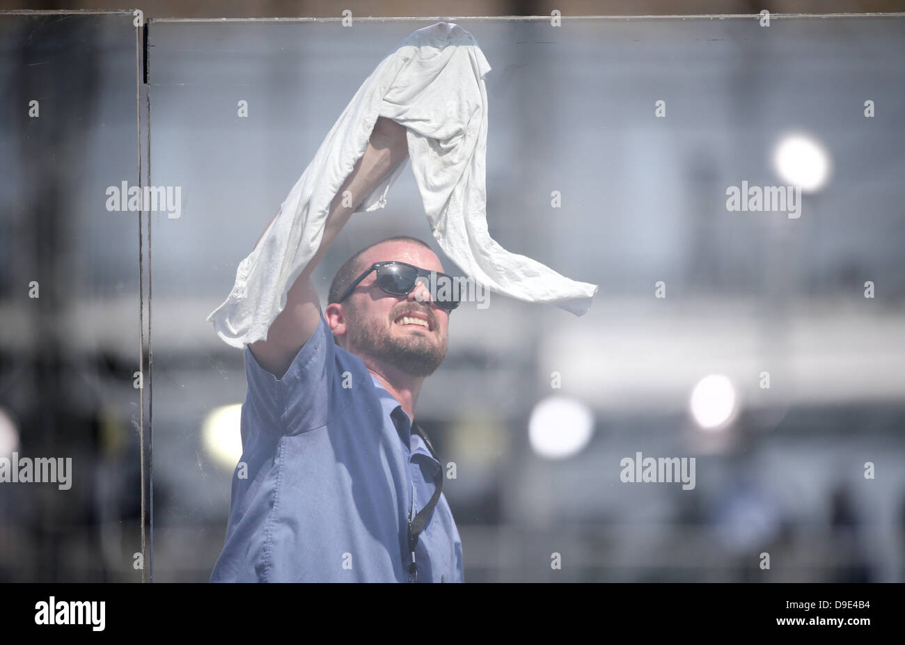 Bullet proof glass hi-res stock photography and images - Alamy