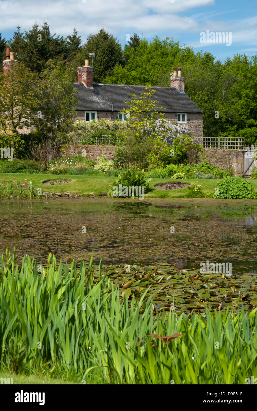 Traditional rural stone cottage Stock Photo - Alamy