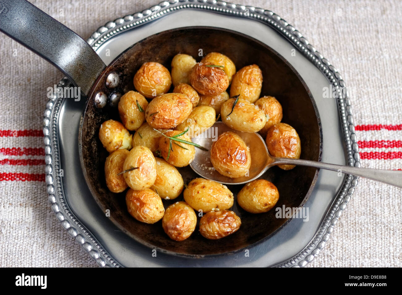 Whole roast potato hi-res stock photography and images - Alamy